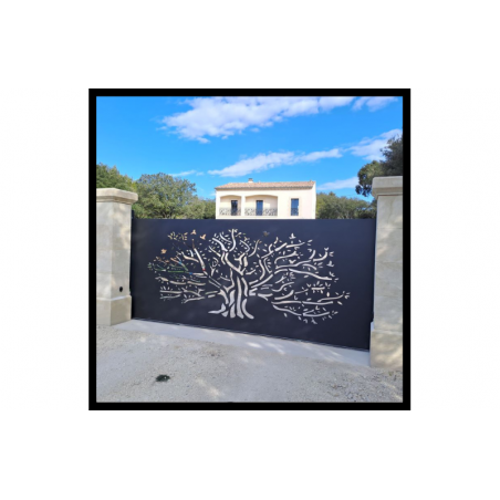 Portail coulissant thermolaqué noir avec découpe plasma - Ferronnerie Drôme